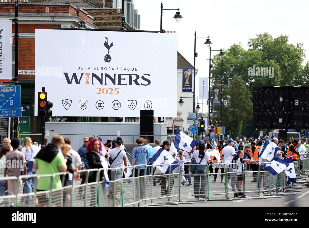 Tottenham Hotspur fans ahead of the Europa League winners parade in ...