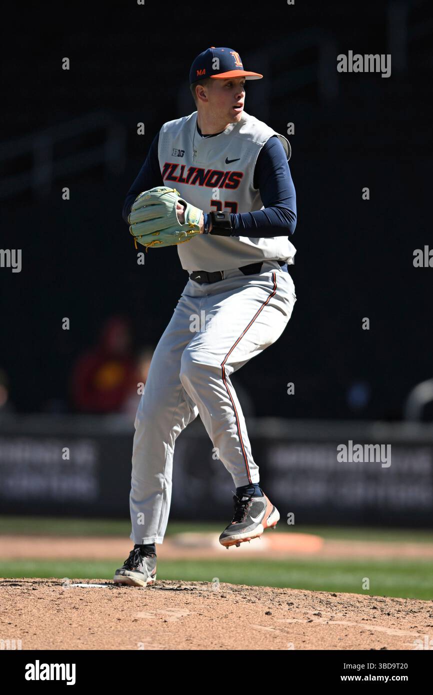 Illinois Fighting Illini pitcher Ryan Daly (33) delivers a pitch during ...