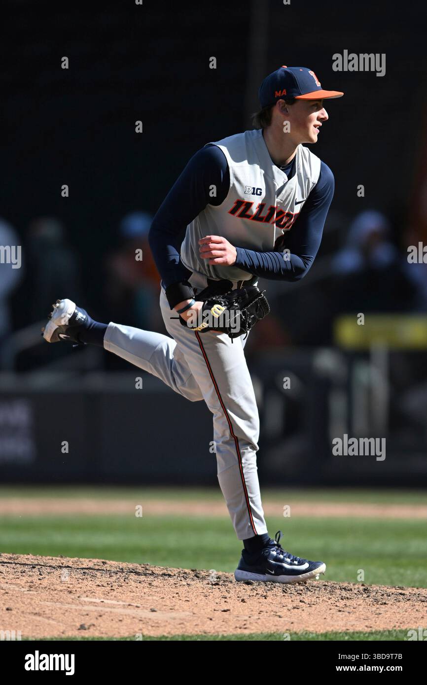Illinois Fighting Illini pitcher Zach Bates (45) delivers a pitch ...