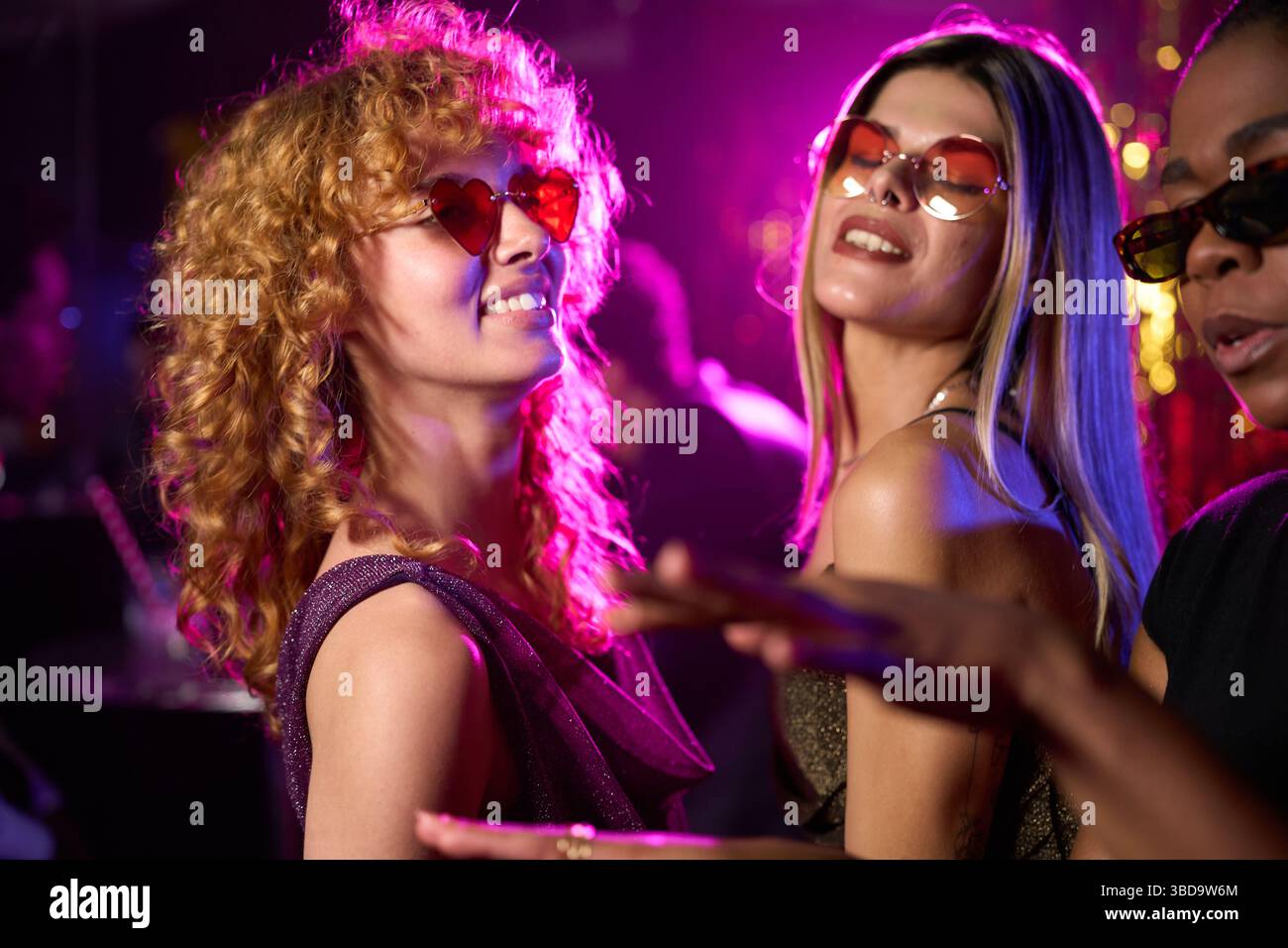Girls dancing nightclub hi-res stock photography and images - Alamy