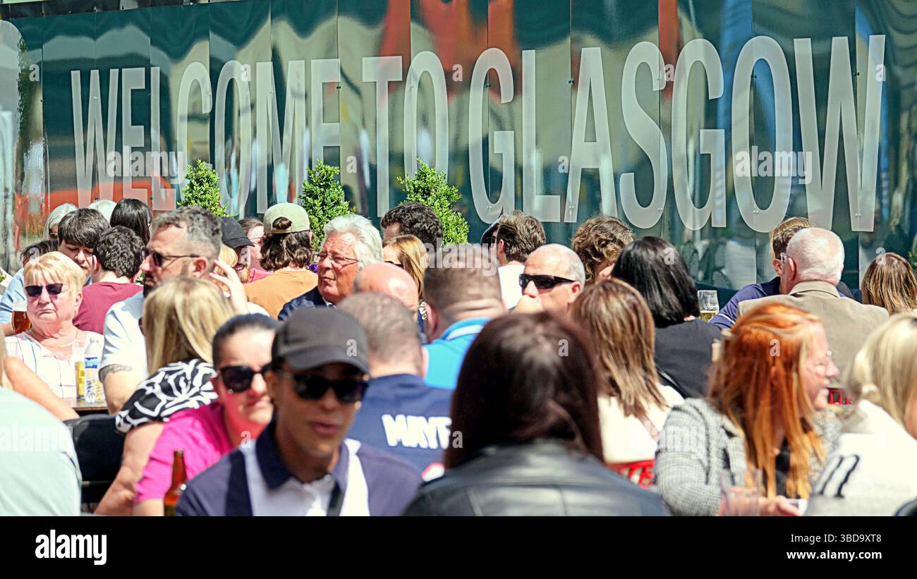 Glasgow, Scotland, UK. 23rd May April, 2025. UK Weather: Hot and sunny ...