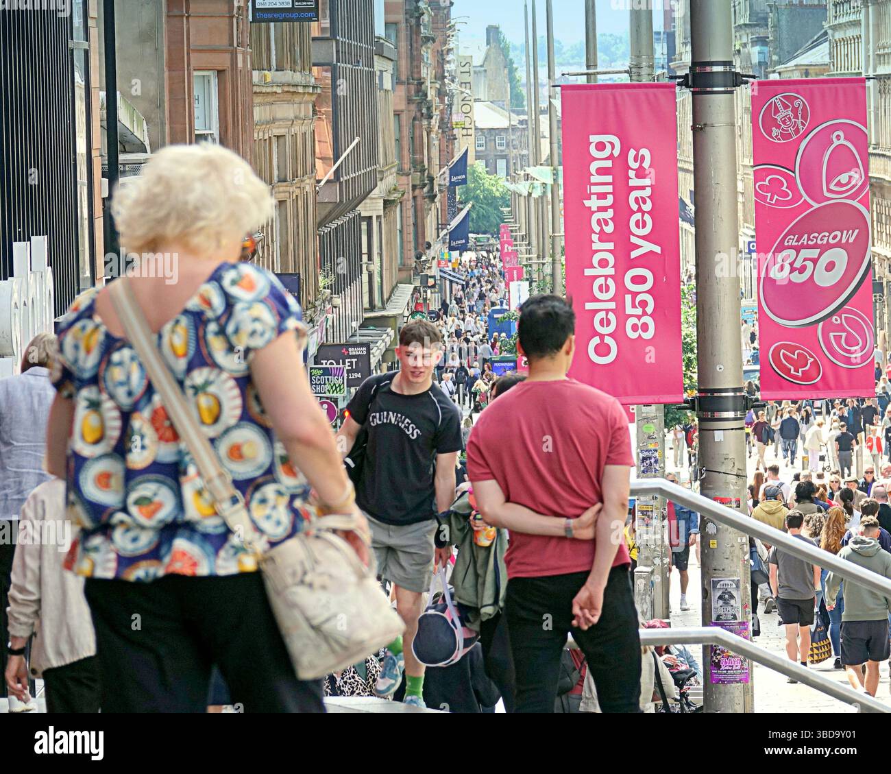 Glasgow, Scotland, UK. 23rd May April, 2025. UK Weather: Hot and sunny ...