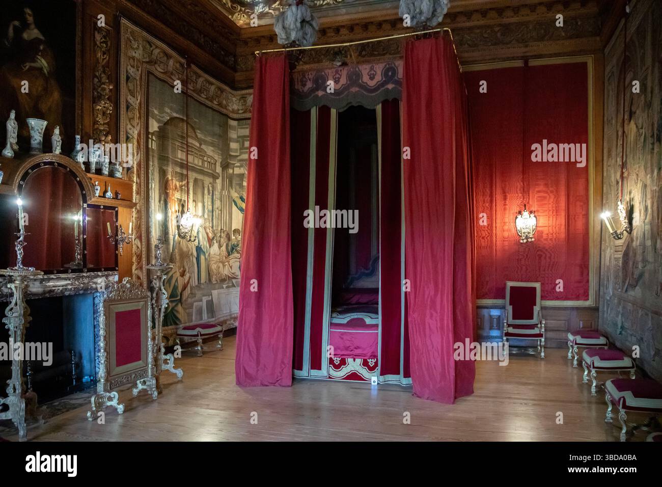 The King's state bed chamber at Hampton Court Palace Stock Photo - Alamy