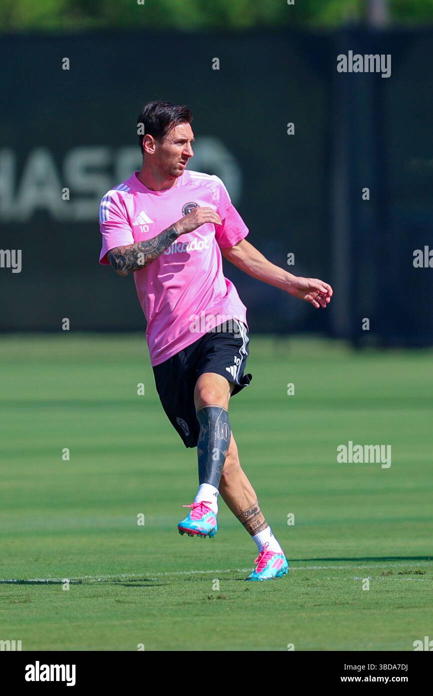 FORT LAUDERDALE, FL - MAY 23: Lionel Messi (10) of Inter Miami CF ...