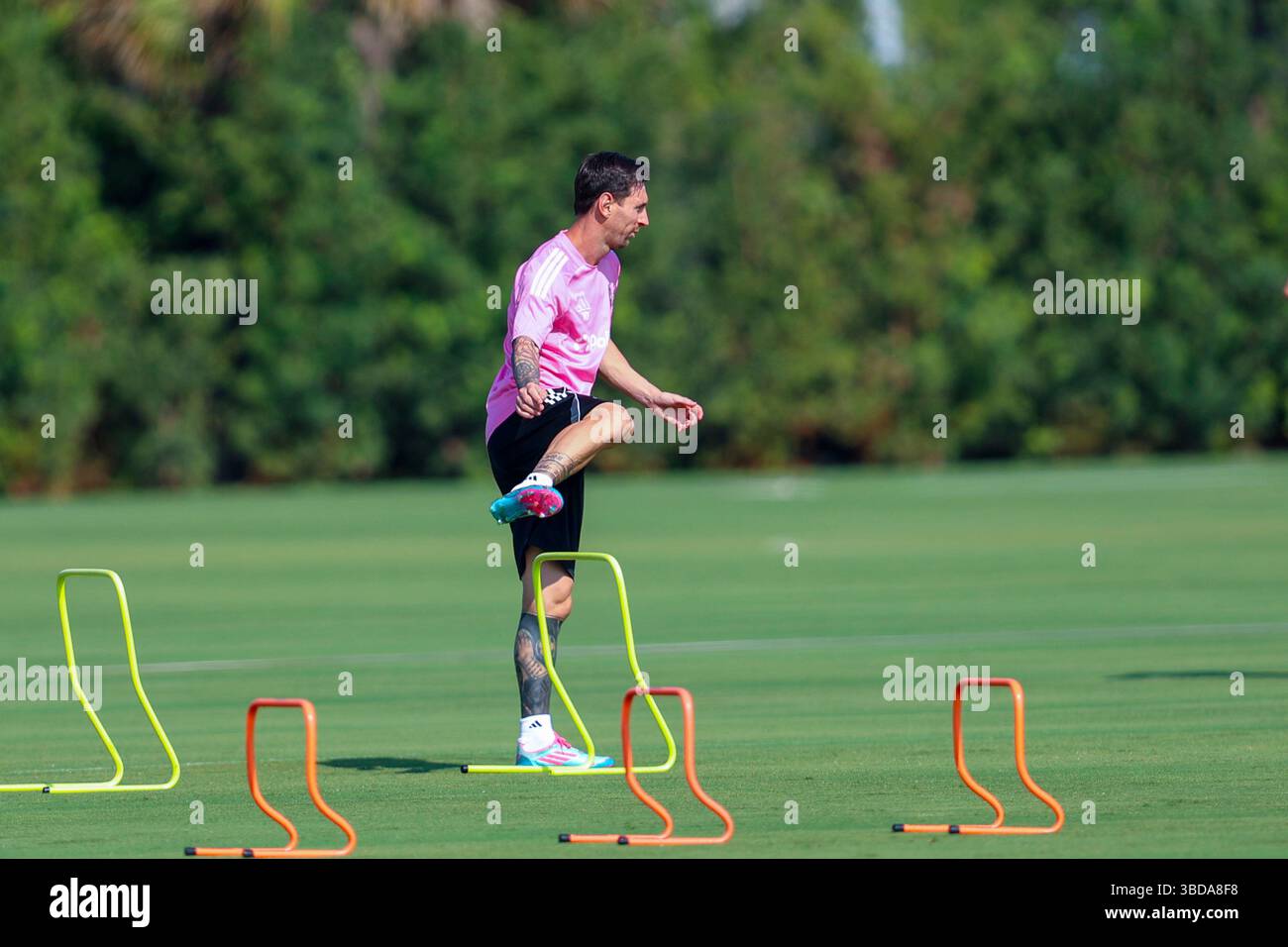 FORT LAUDERDALE, FL - MAY 23: Lionel Messi (10) of Inter Miami CF ...