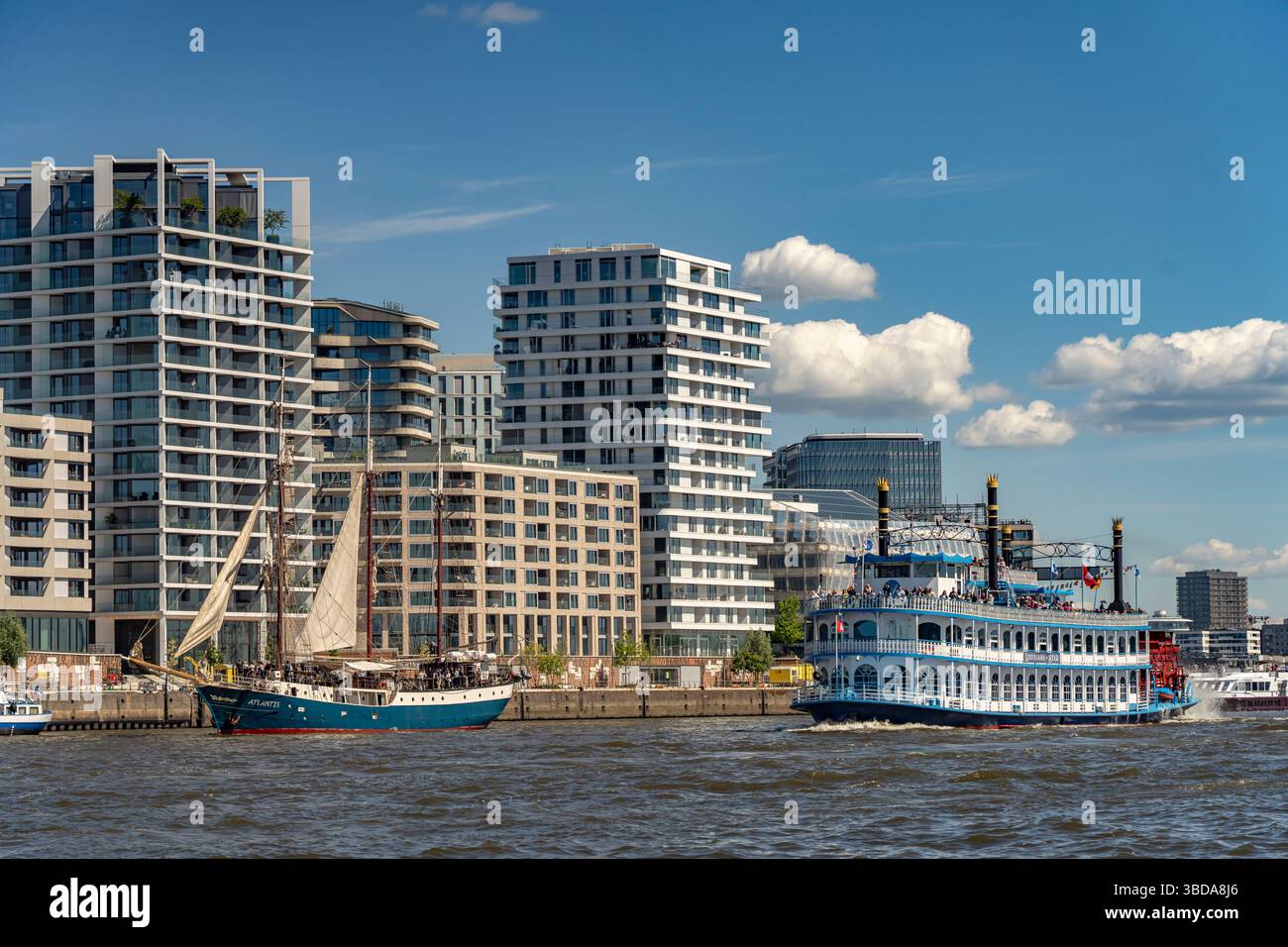 Einlaufparade der Schiffe und Segelboote beim Hafengeburtstag Hamburg ...