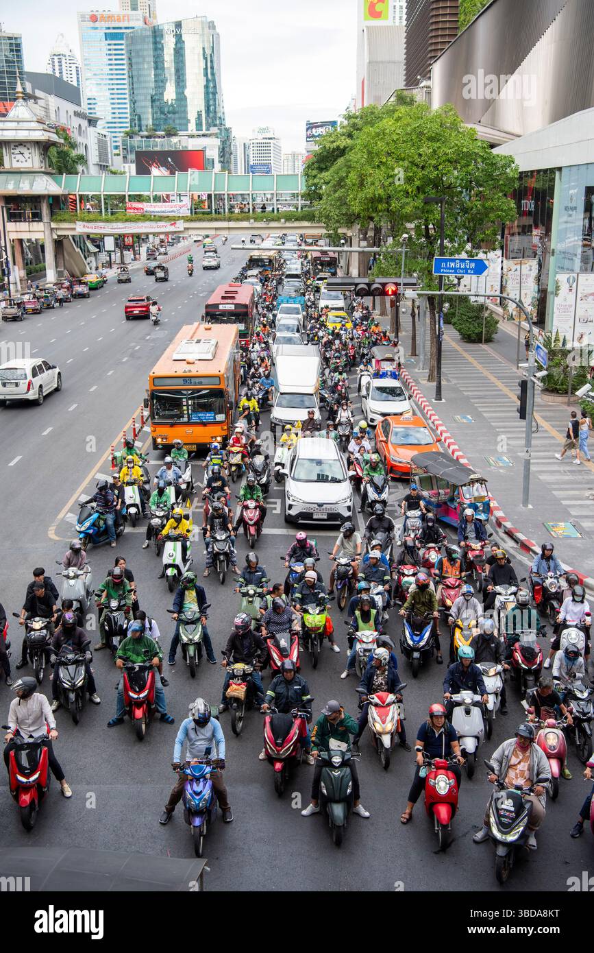 Traffic on Ratchadamri Road at Central World Mall in Siam in the City ...