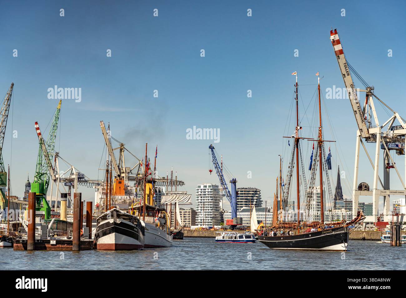 Einlaufparade der Schiffe und Segelboote beim Hafengeburtstag Hamburg ...
