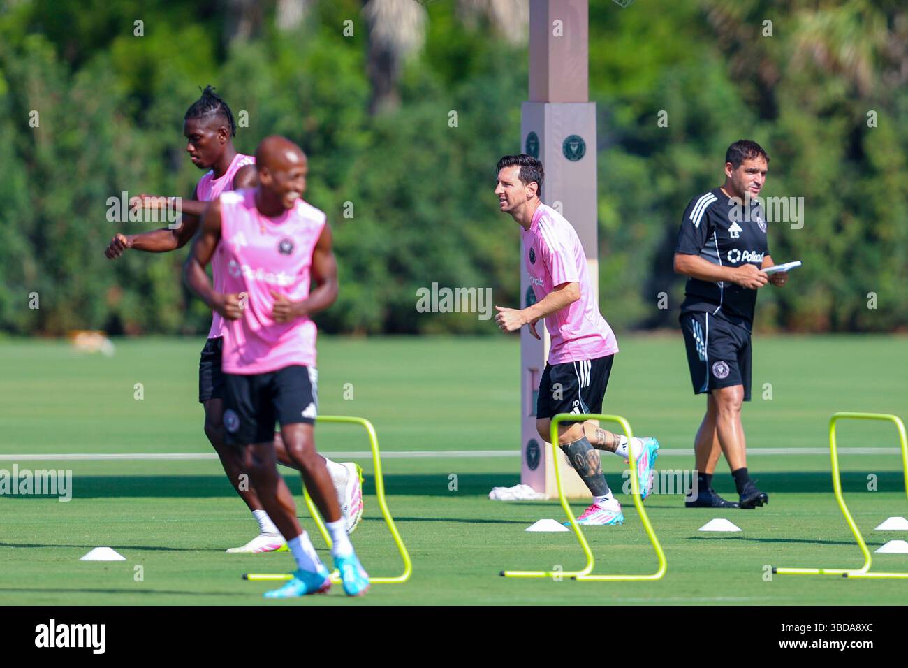 FORT LAUDERDALE, FL - MAY 23: Lionel Messi (10) of Inter Miami CF ...