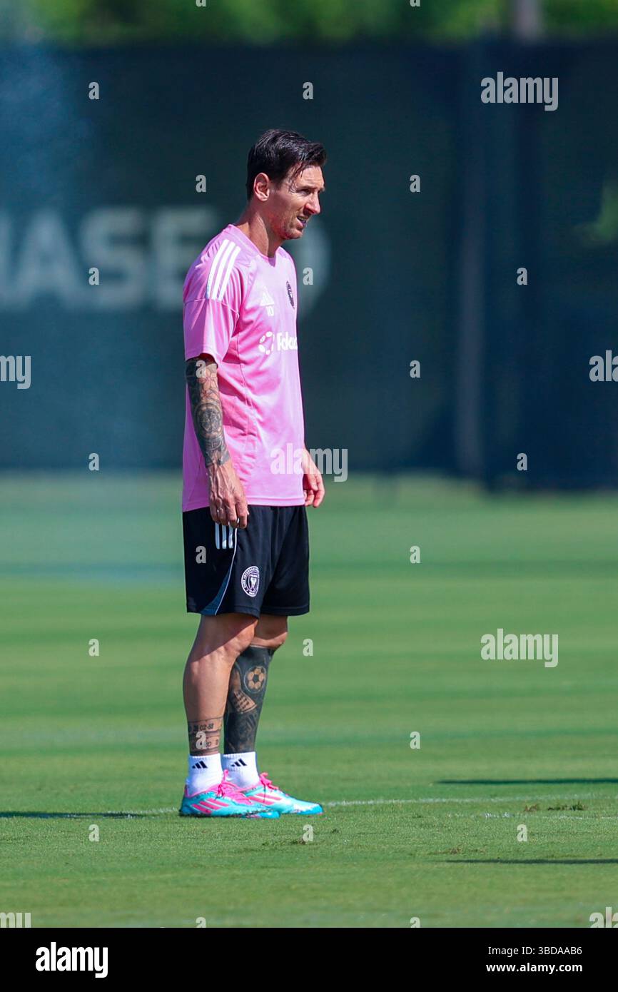 FORT LAUDERDALE, FL - MAY 23: Lionel Messi (10) of Inter Miami CF ...