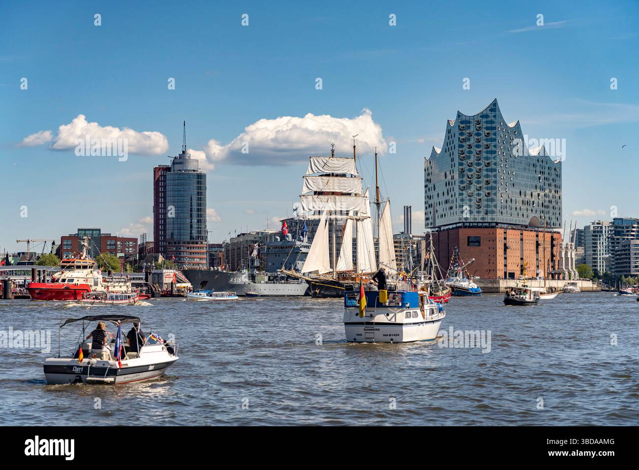 Hafengeburtstag Hamburg 2025 Einlaufparade der Schiffe und Segelboote ...
