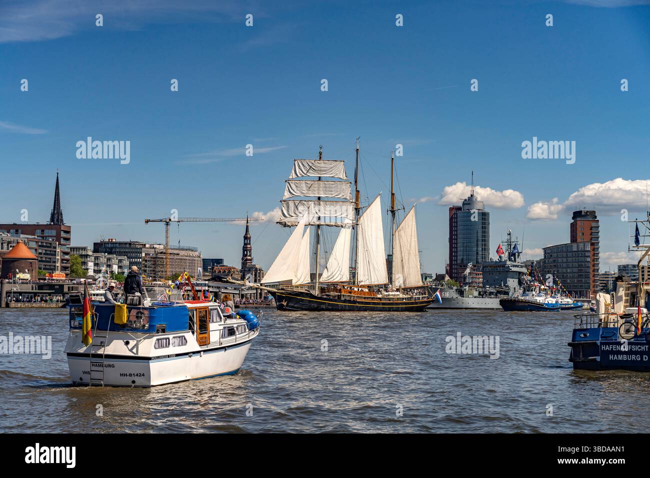 Hafengeburtstag Hamburg 2025 Einlaufparade der Schiffe und Segelboote ...