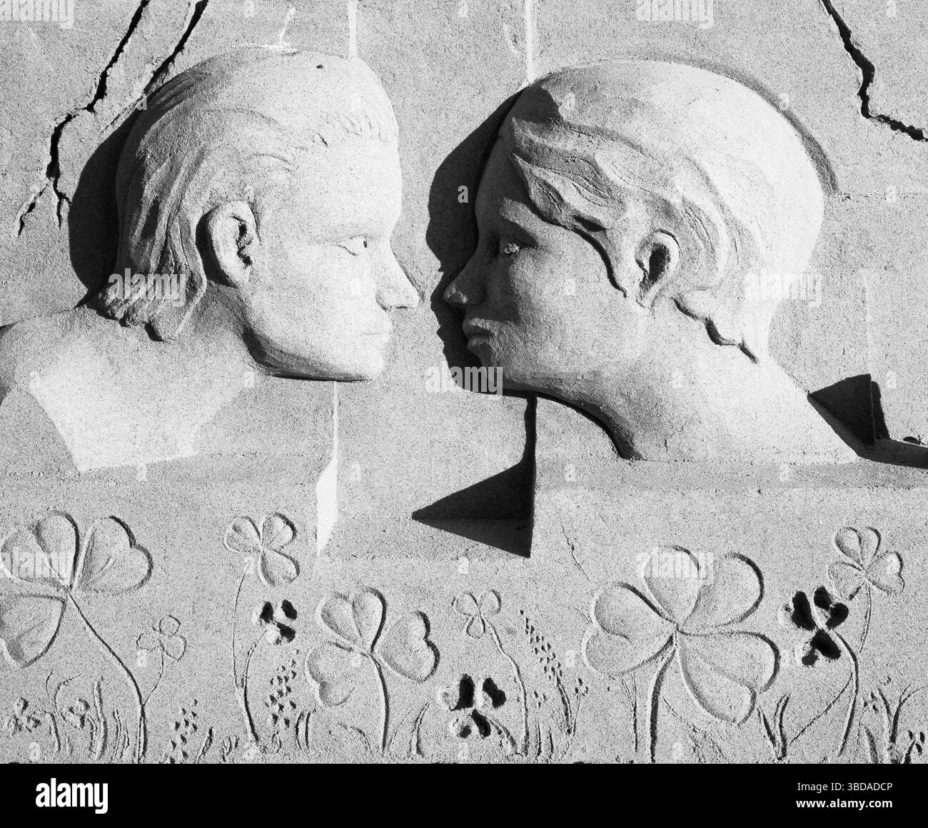 Human faces made of sand hi-res stock photography and images - Alamy