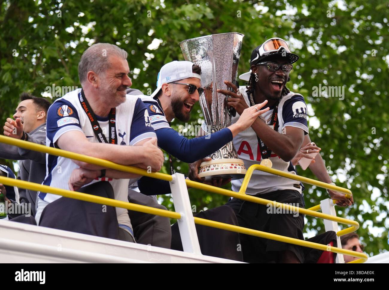 Tottenham Hotspur's Yves Bissouma (right) and Rodrigo Bentancur with ...