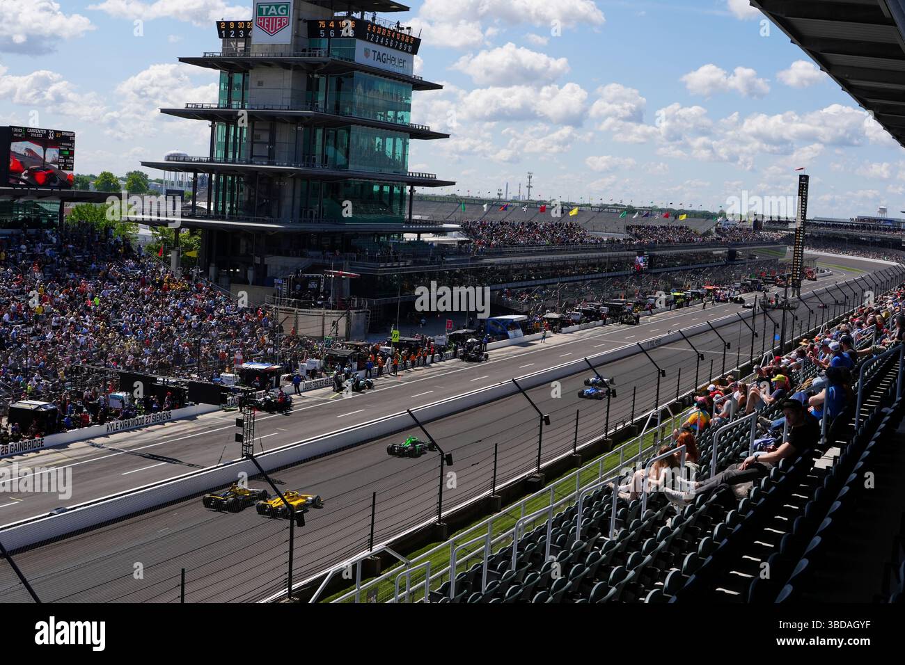 INDIANAPOLIS, IN - MAY 23: A pack of Indy Cars drive down the front ...