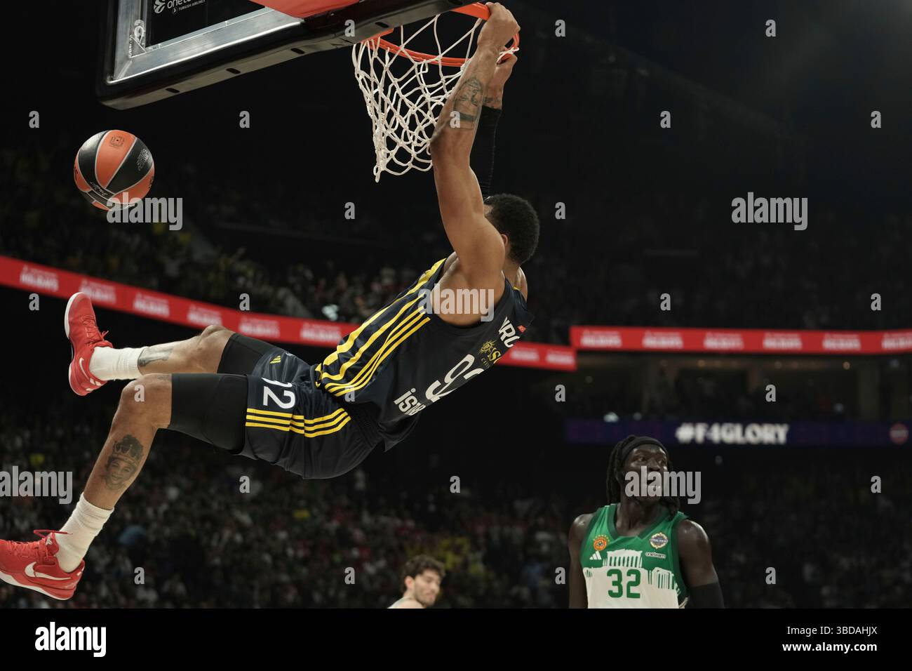 Fenerbahce's Khem Birch dunks duirng the Euroleague seimifinal ...