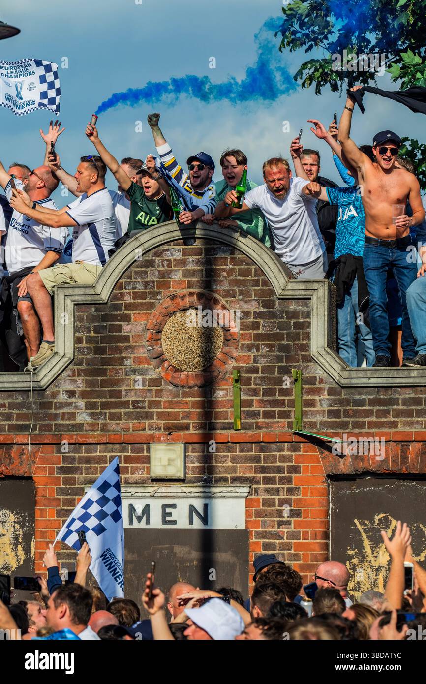 London, UK. 23rd May, 2025. Tottenham Hotspur celebrate their first ...