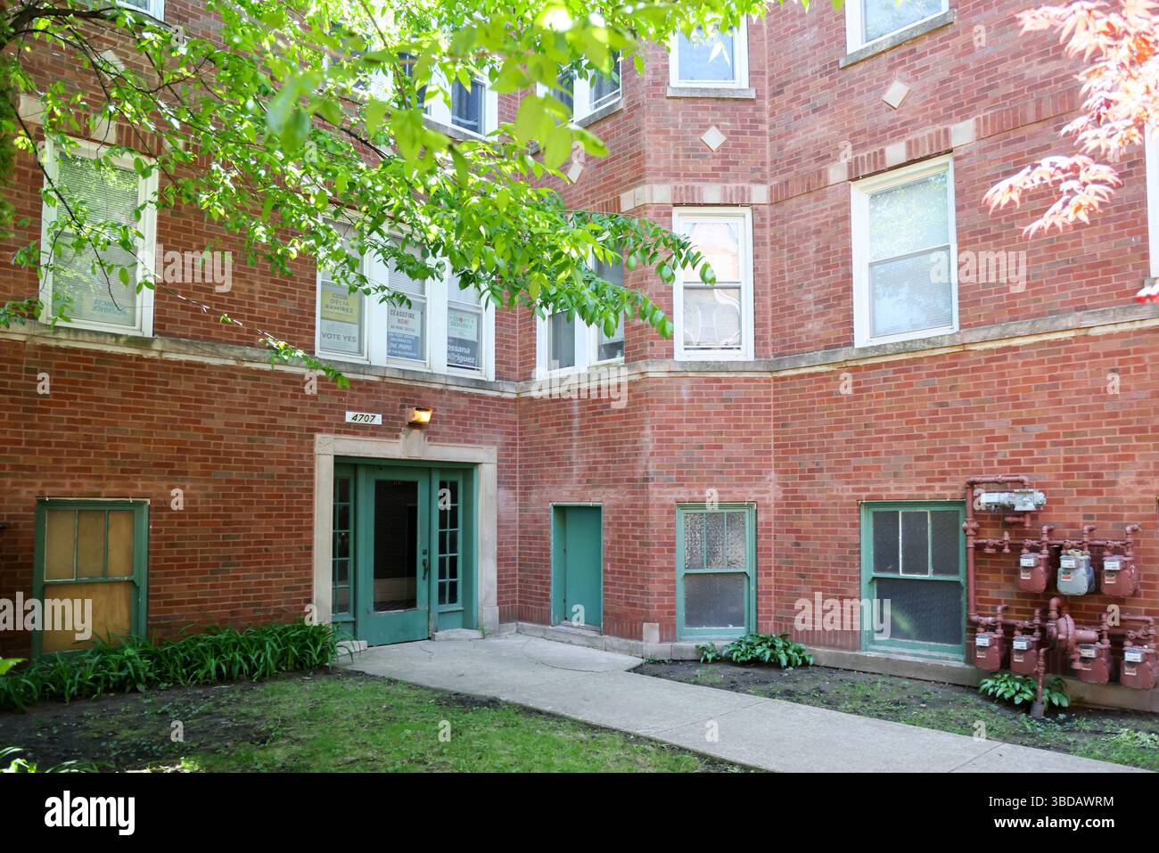 Chicago, USA. 23rd May, 2025. The exterior of the apartment building ...