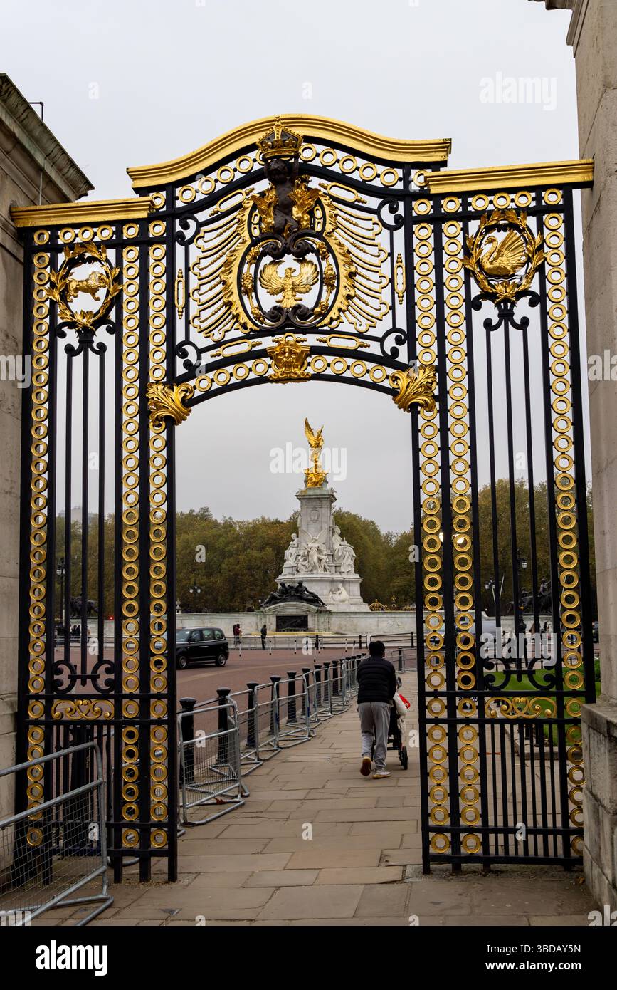 Victoria memorial seen through Canada gate (pedestrian gate Stock Photo ...