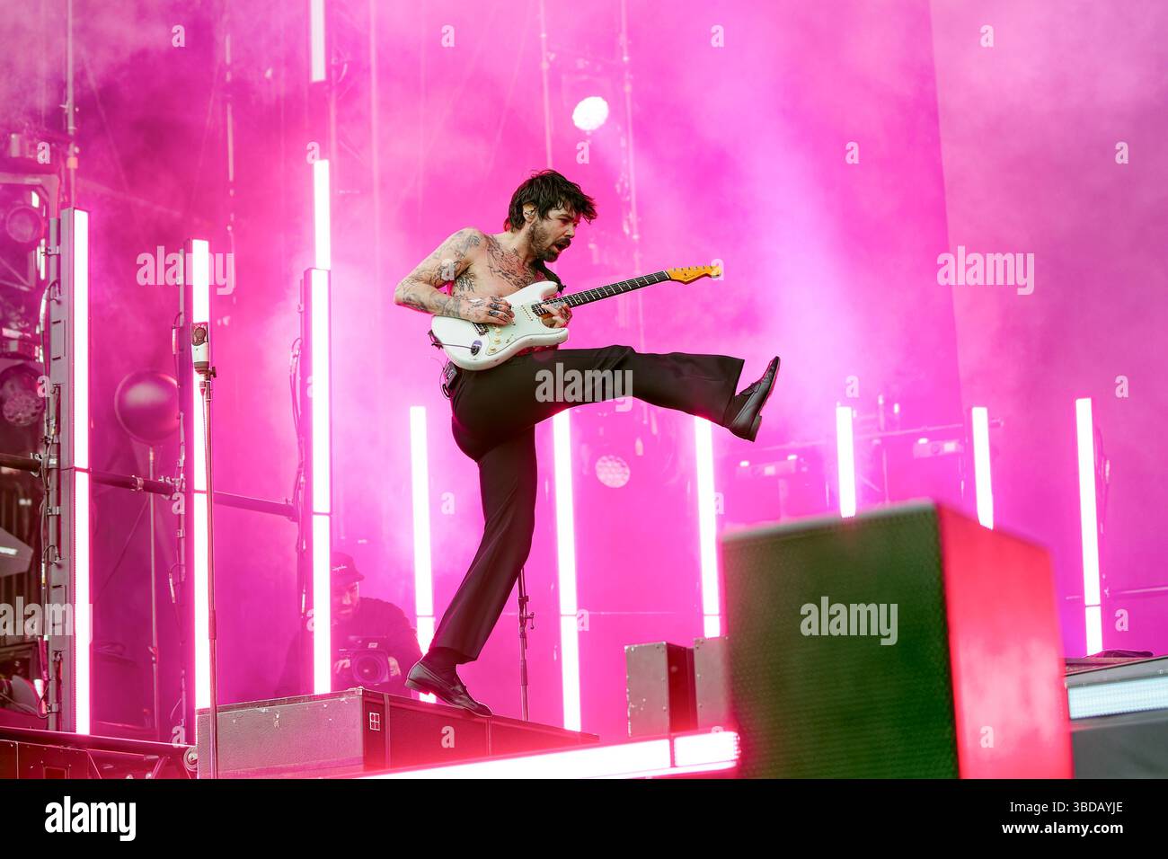 May 23, 2025, Liverpool, United kingdom: SIMON NEIL vocals, guitar of ...