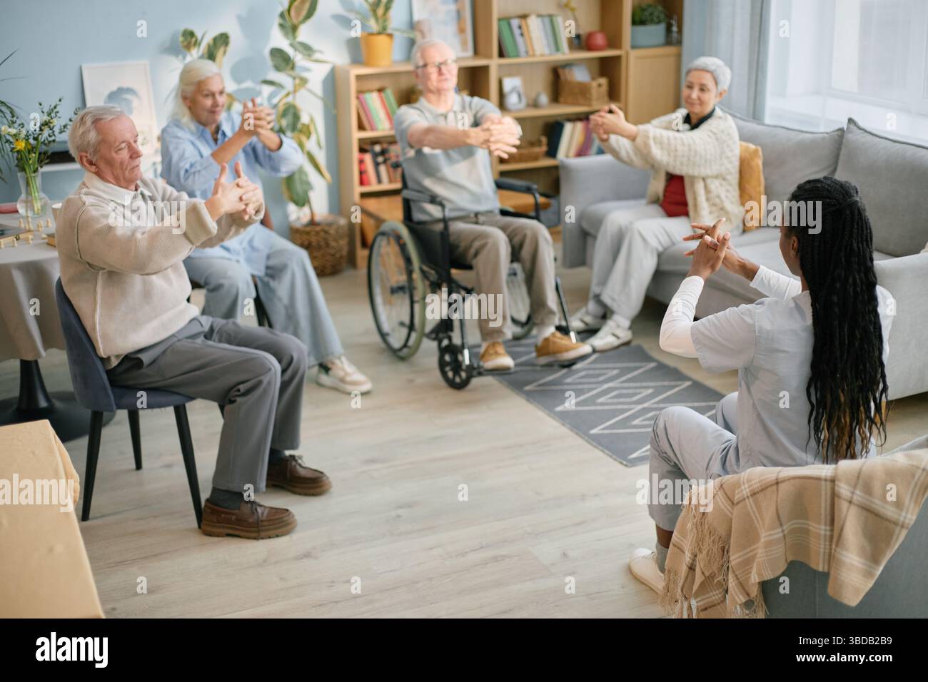 Leading group exercise senior hi-res stock photography and images - Alamy