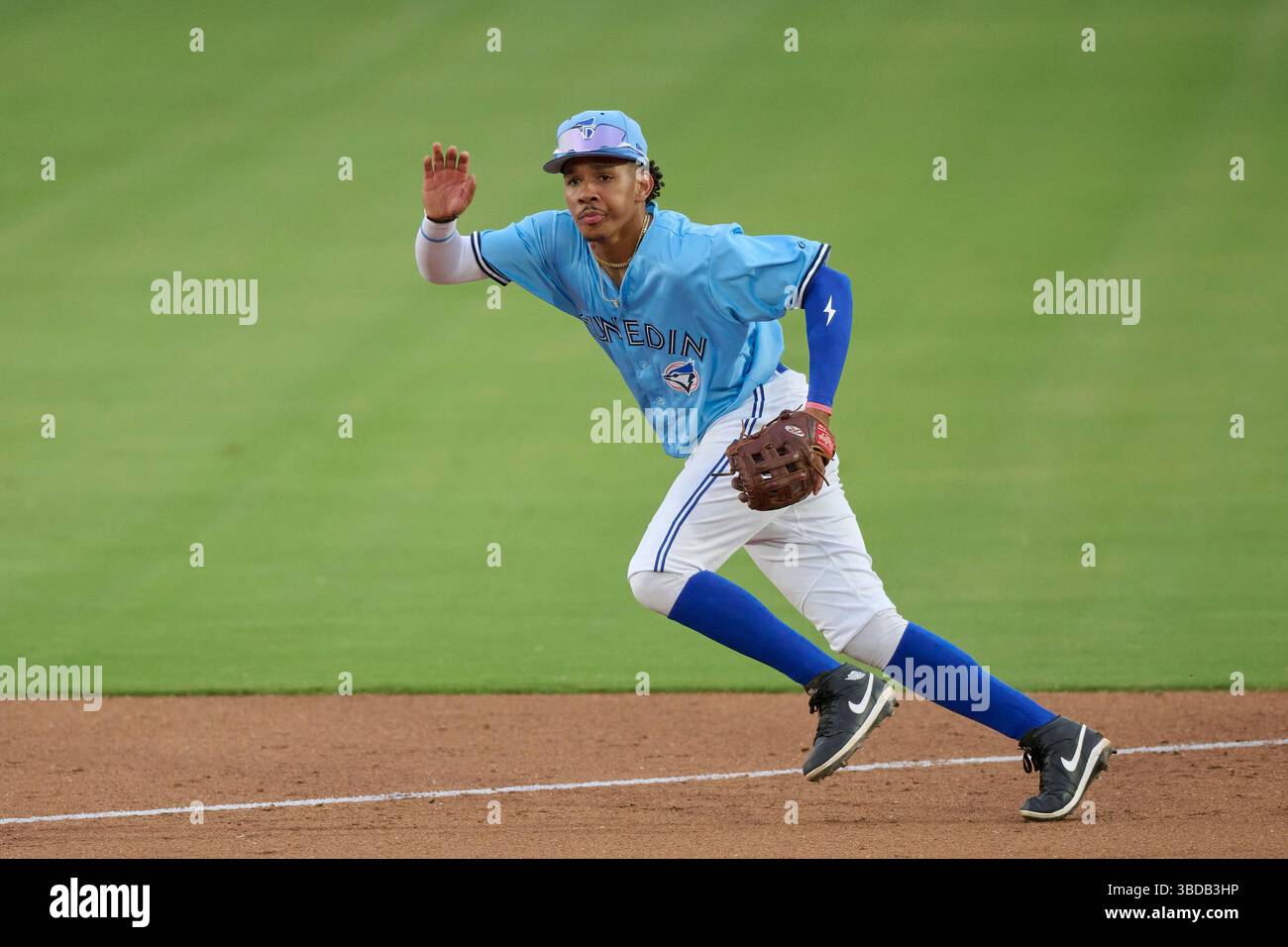 Dunedin Blue Jays second baseman Lizandro Rodriguez (39) fields a ...