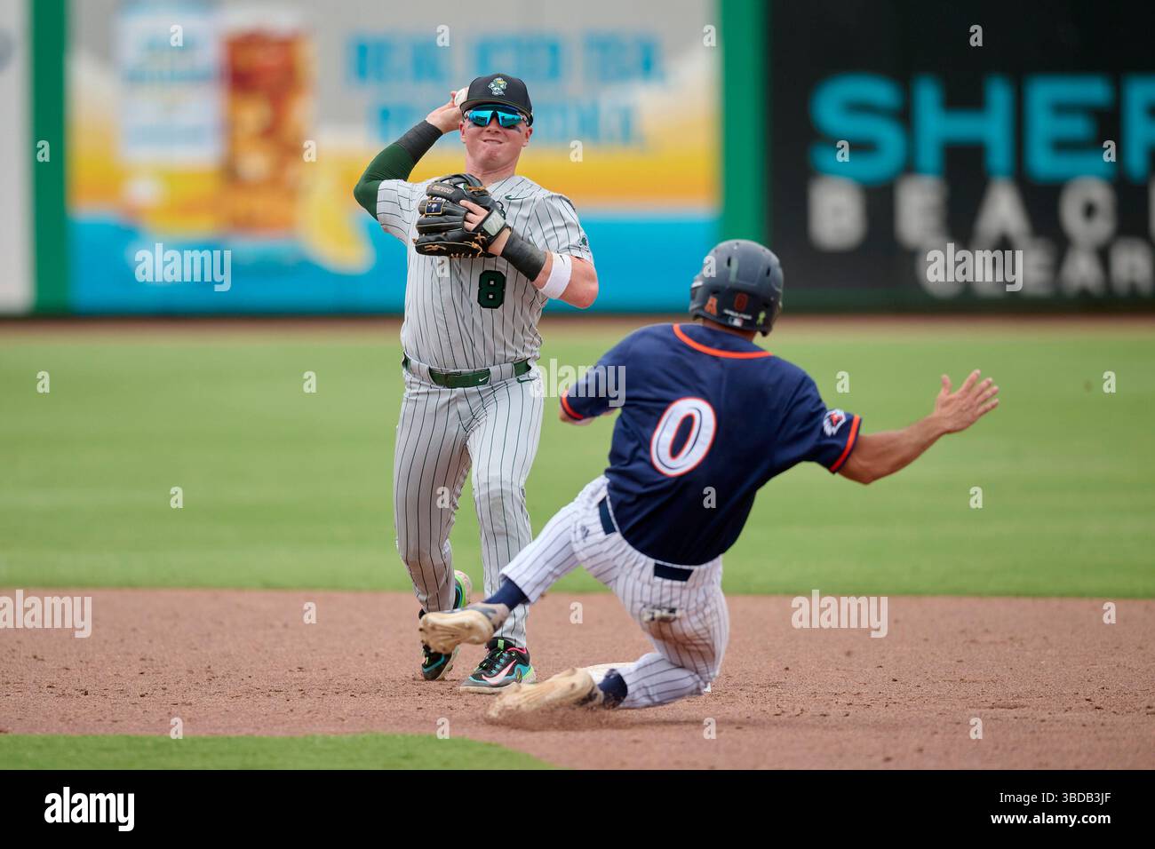 Tulane Green Wave second baseman Connor Rasmussen (8) turns a double ...