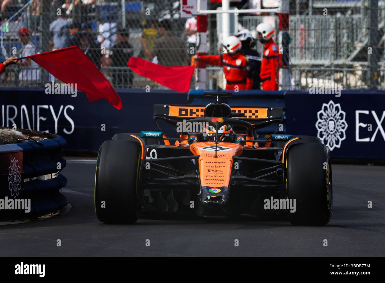 81 PIASTRI Oscar (aus), McLaren F1 Team MCL39, action marshall ...