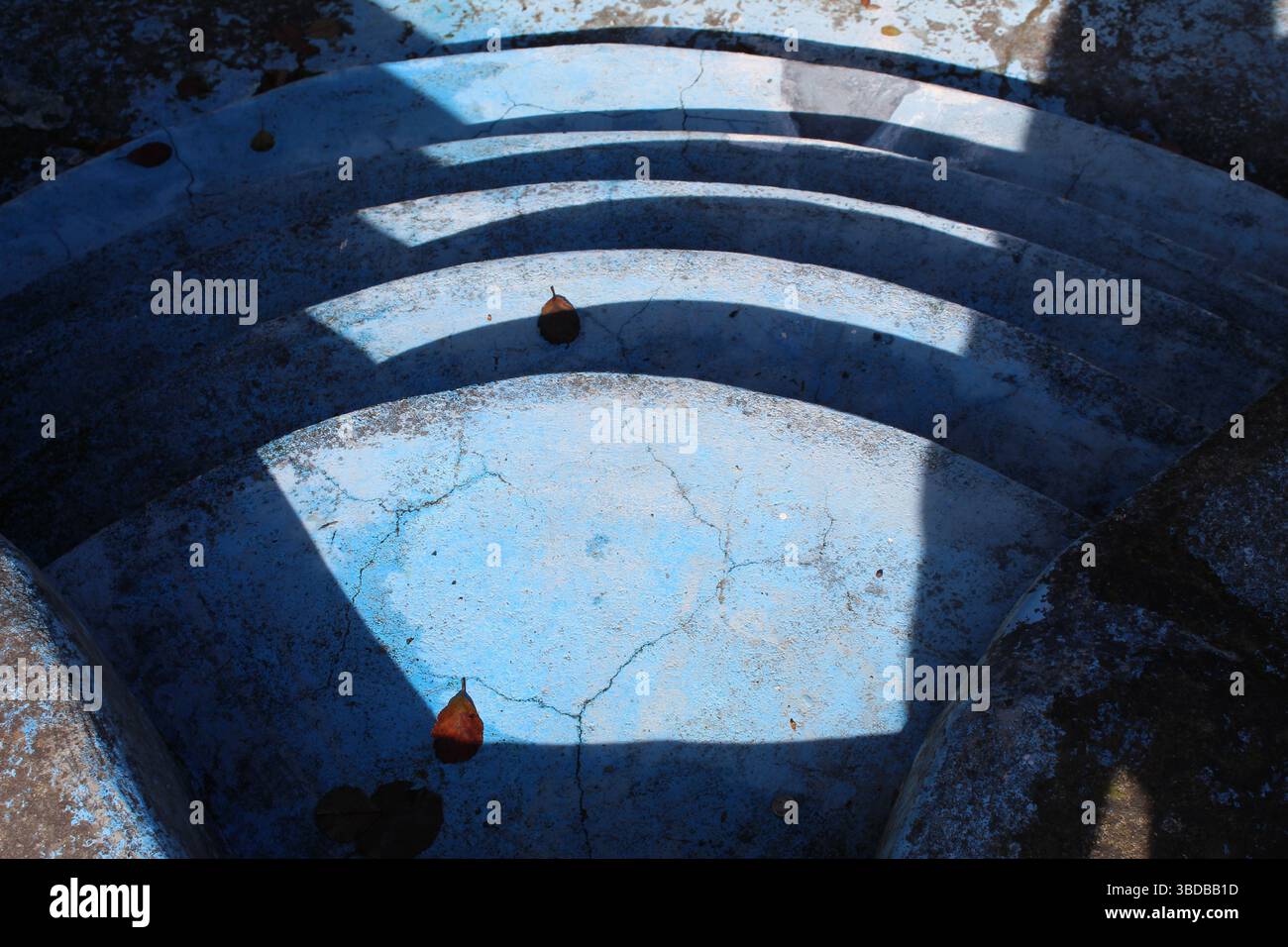 pictures of an abandoned pool, empty pool with drawings and paintings ...