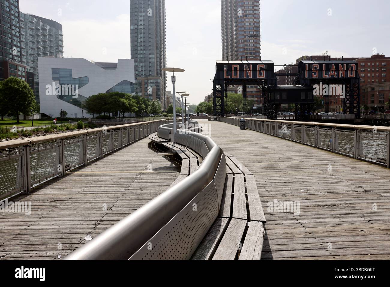 Broad walk in the morning sun around Gantry Plaza State Park in Long ...