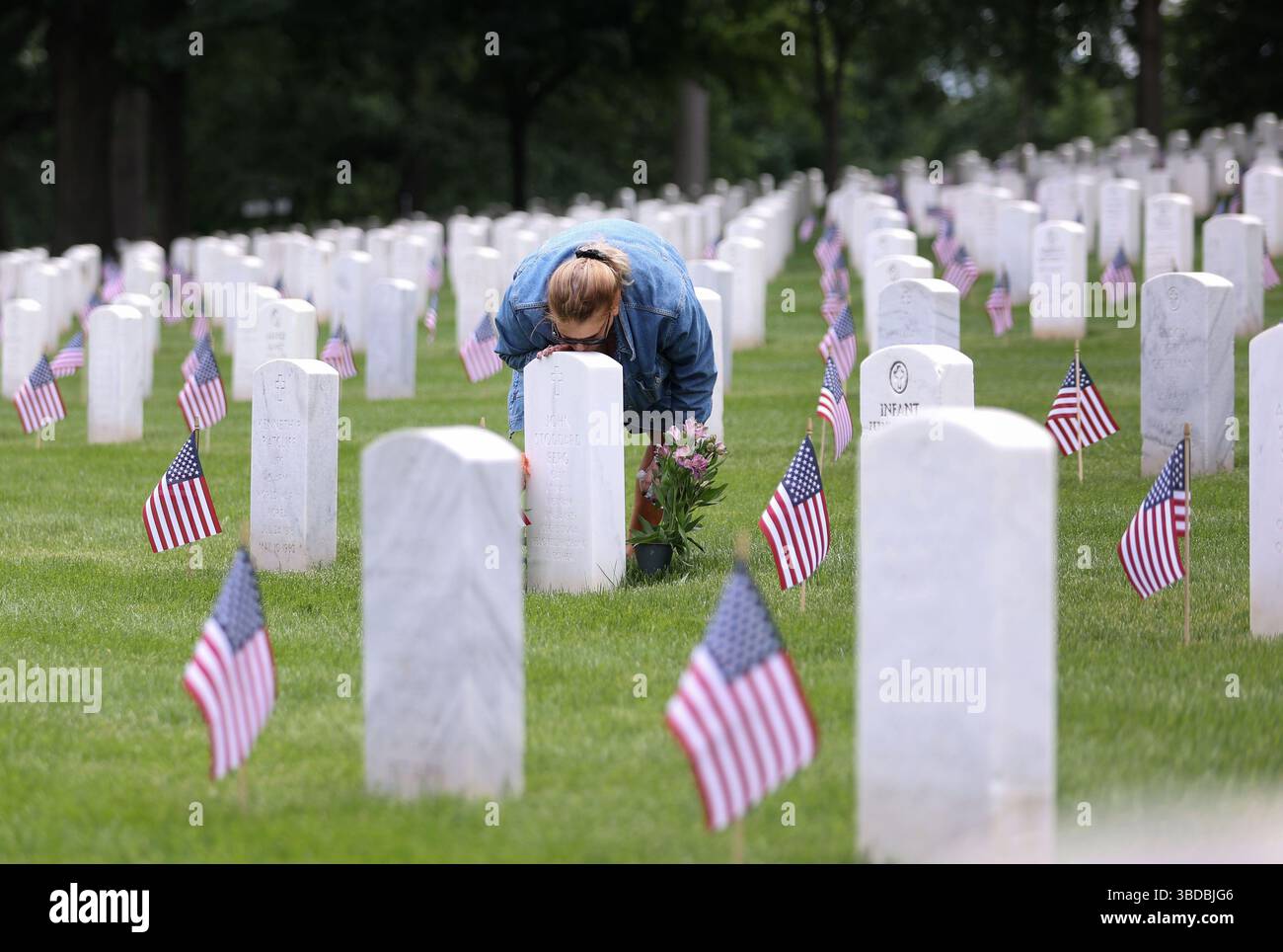 Arlington, Virginia, USA. 23rd May, 2025. Kristen Berg, kisses the ...
