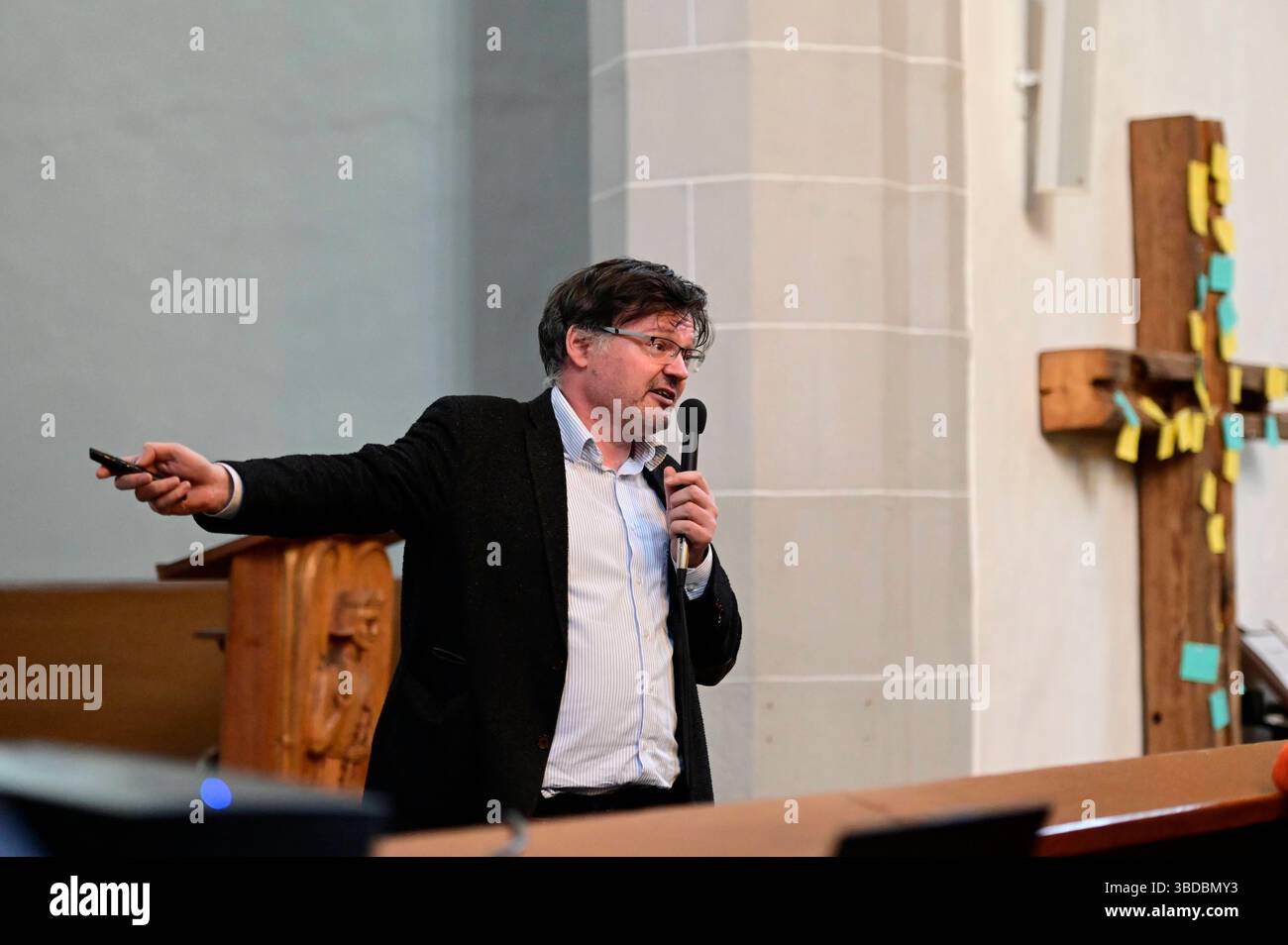 Matthias Paul bei der Diskussionsrunde Jenseits der Milchstraße Was ...