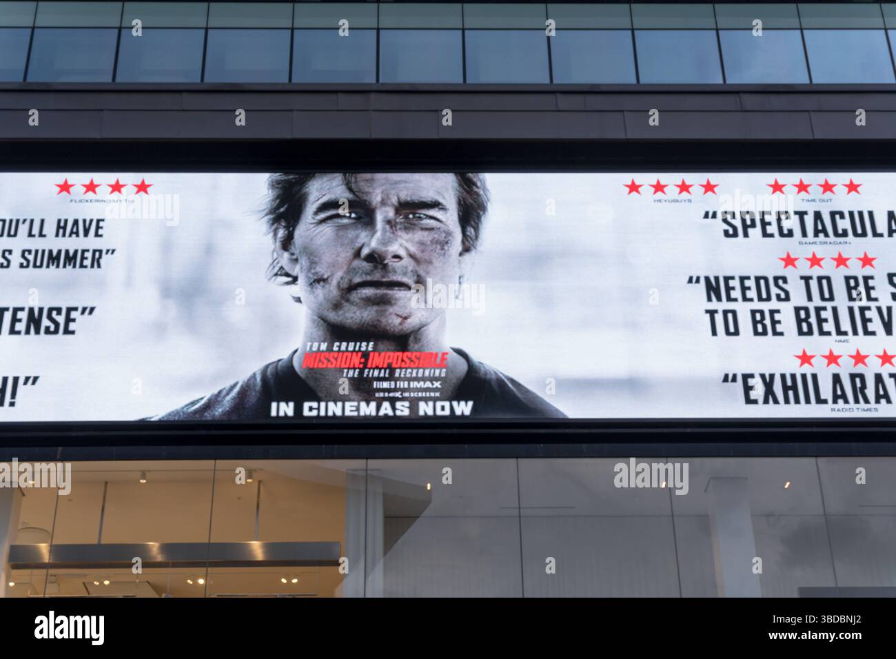 Giant led screen displays hi-res stock photography and images - Alamy