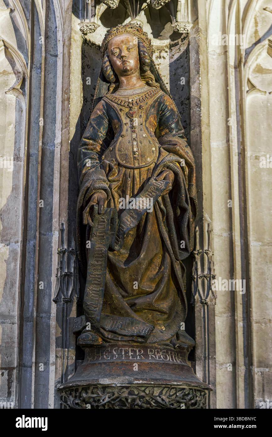 Detailed statue saint stands hi-res stock photography and images - Alamy