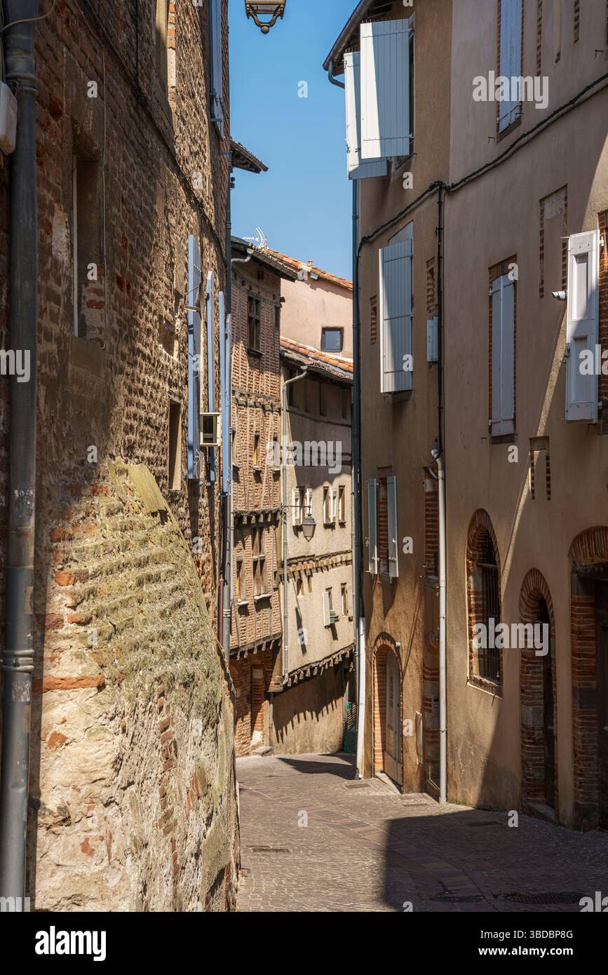 Sloping medieval cobblestone street hi-res stock photography and images ...