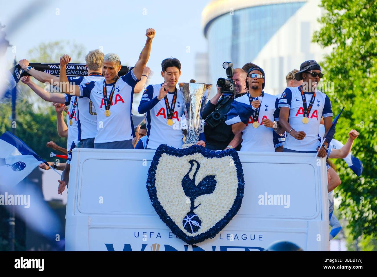 London, UK. 23rd May, 2025. Thousands of Tottenham Hotspur football ...