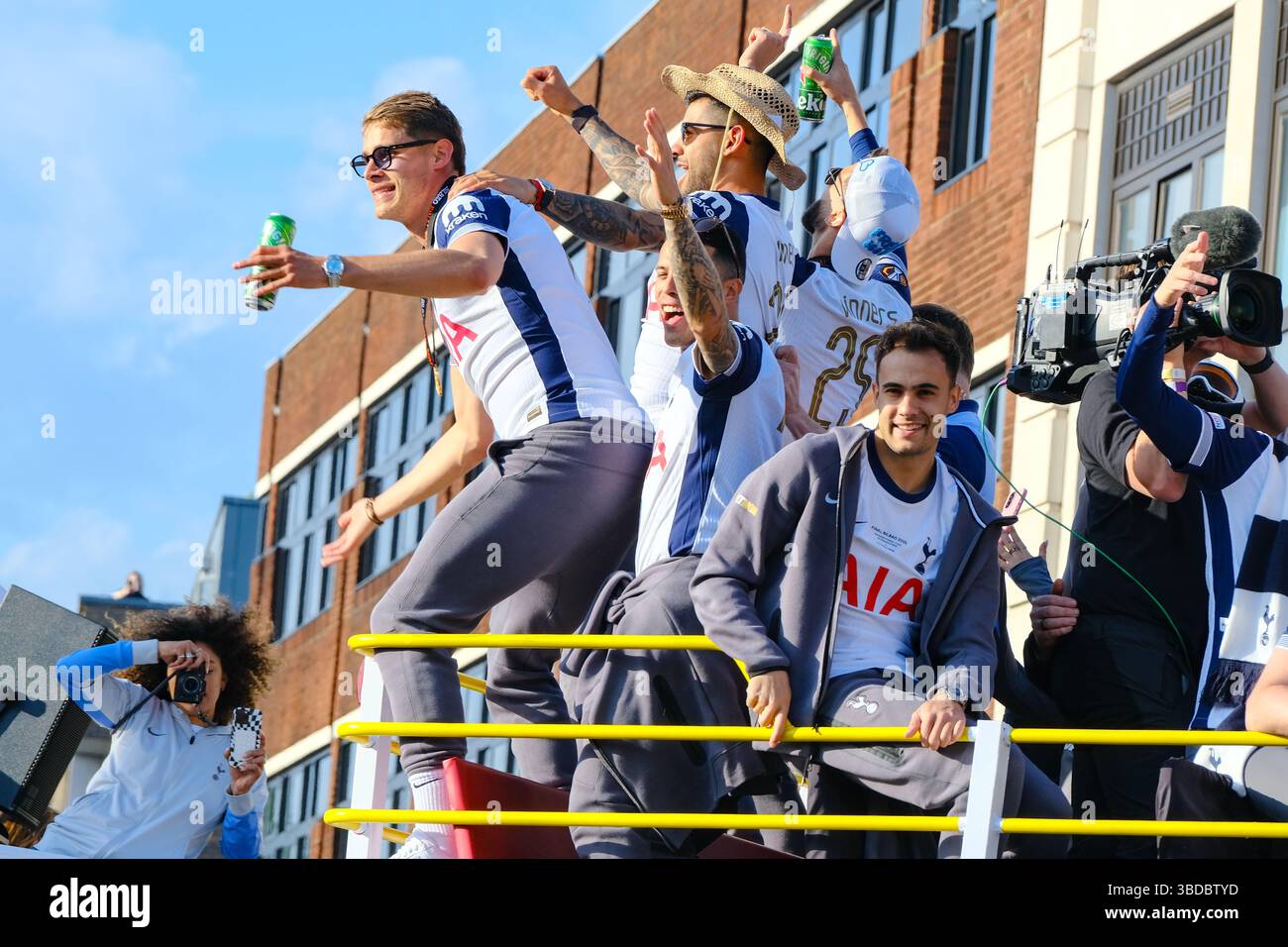London, UK. 23rd May, 2025. Thousands of Tottenham Hotspur football ...