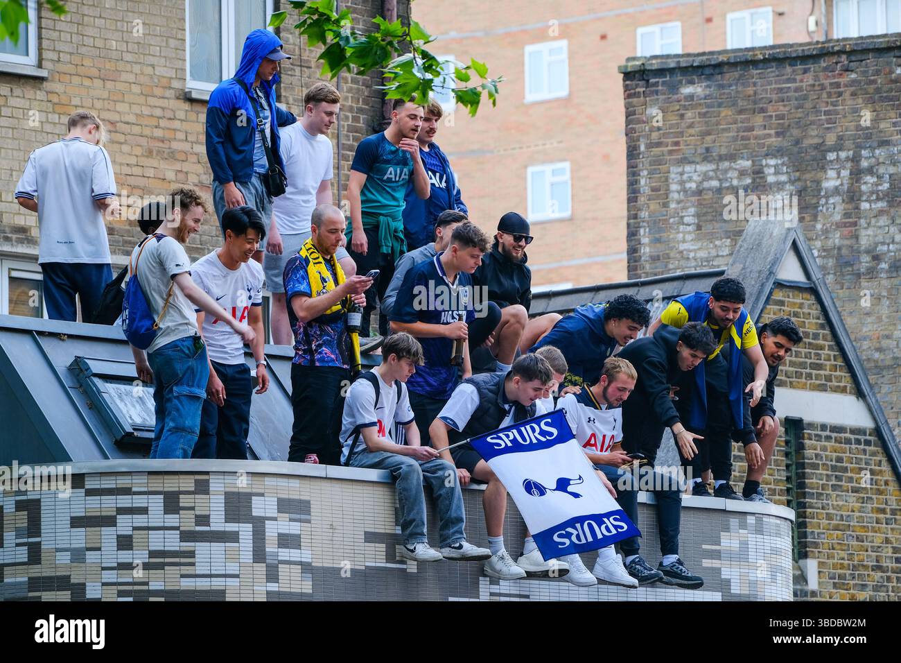 London, UK. 23rd May, 2025. Thousands of Tottenham Hotspur football ...