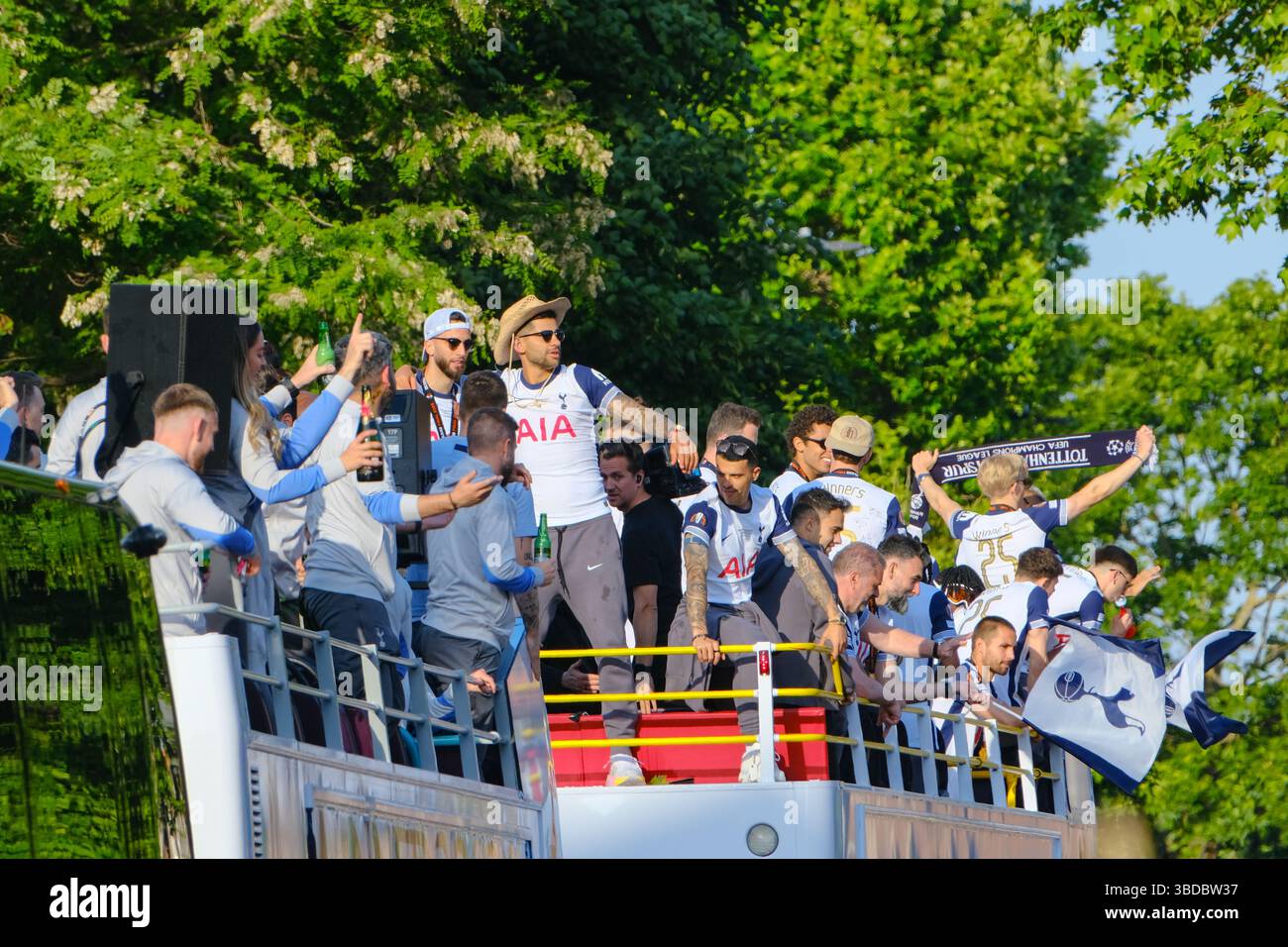London, UK. 23rd May, 2025. Thousands of Tottenham Hotspur football ...