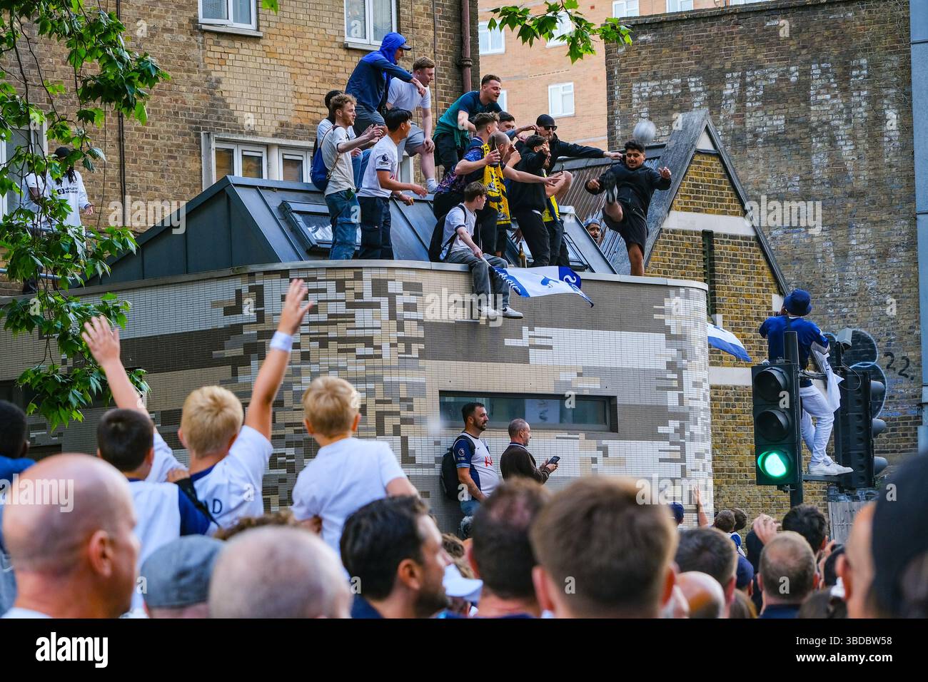 London, UK. 23rd May, 2025. Thousands of Tottenham Hotspur football ...