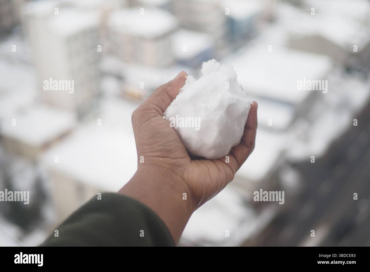 Winter wonderland snowball in a city setting Stock Photo - Alamy