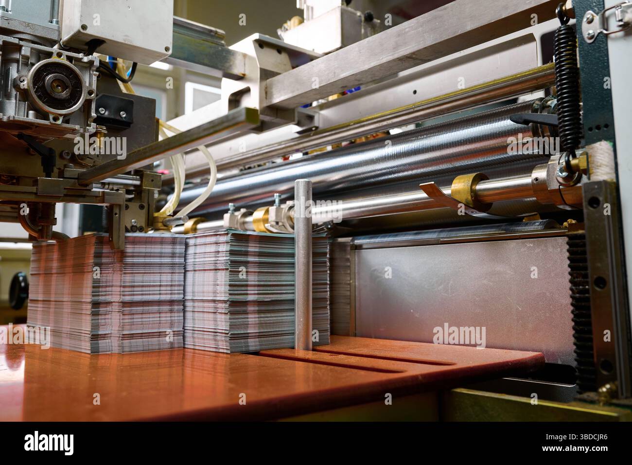 Efficient paper feed mechanism enhances productivity in glue spreading ...