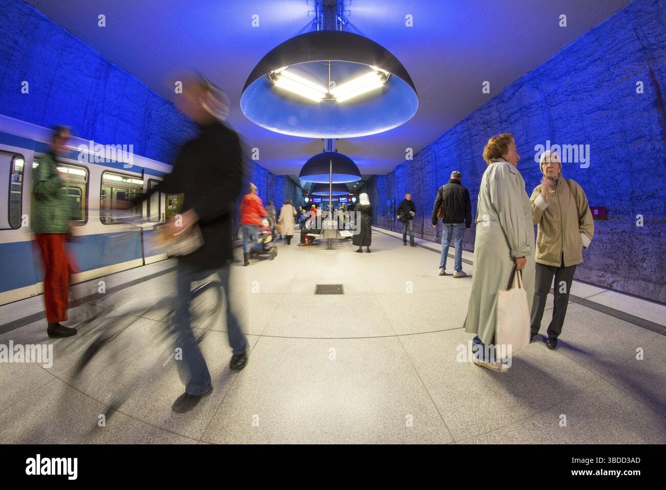 Train station building underground upper hi-res stock photography and ...