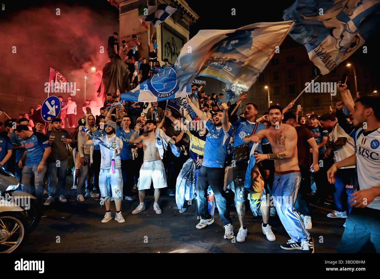 Napoli, Napoli, Italy. 24th May, 2025. People celebrating in Piazza ...
