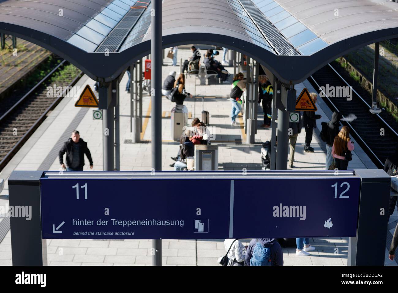 Hamburg, Germany. 24th May, 2025. Passengers stand on the platform ...