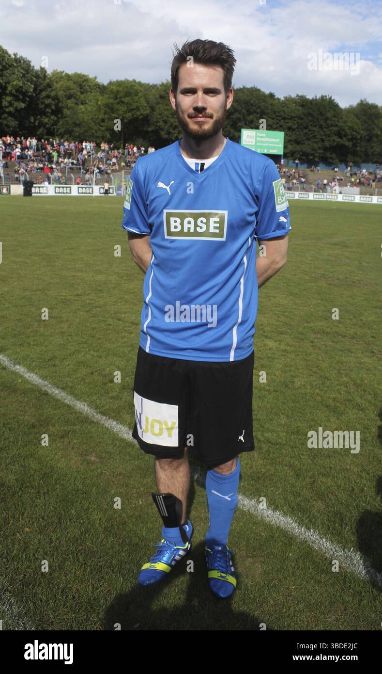 Singer of the band Revolverheld Johannes Strate benefit game Robert ...