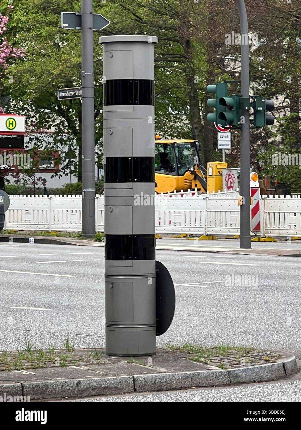 Moderner Runder Blitzer mit verschiedene Technologien wie Radar und ...