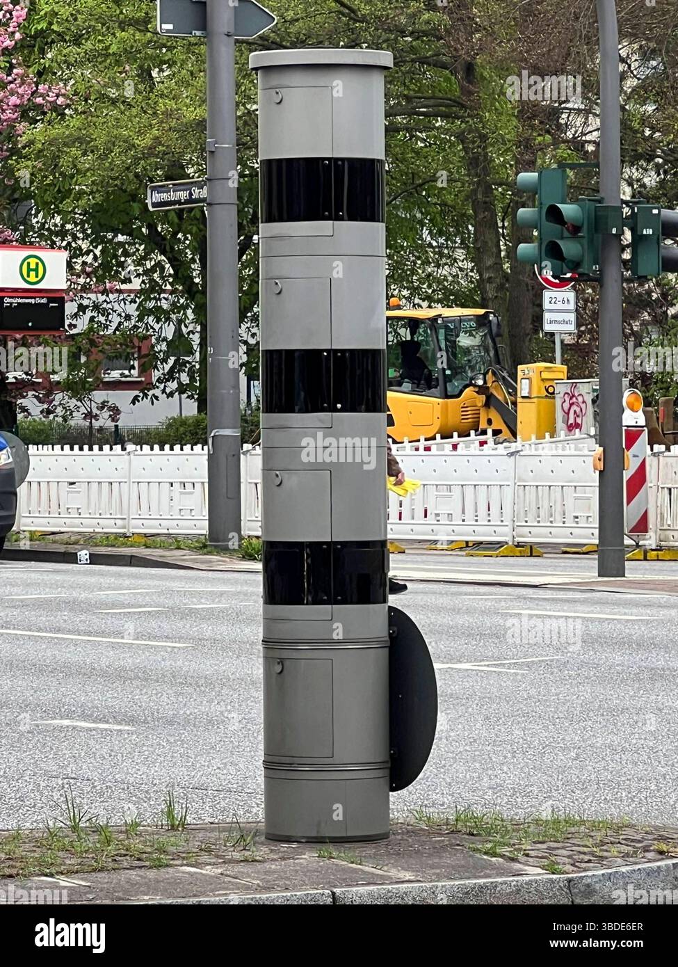 Moderner Runder Blitzer mit verschiedene Technologien wie Radar und ...