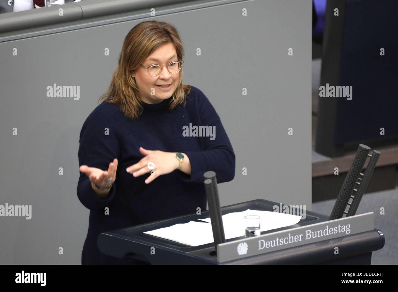 Katrin Uhlig in der 8. Sitzung des 21. Deutschen Bundestages im ...