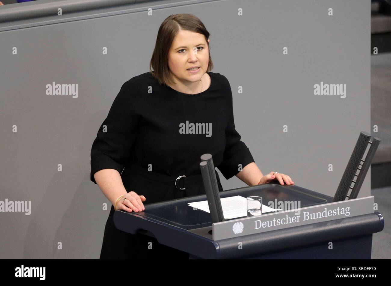 Carolin Wagner in der 8. Sitzung des 21. Deutschen Bundestages im ...